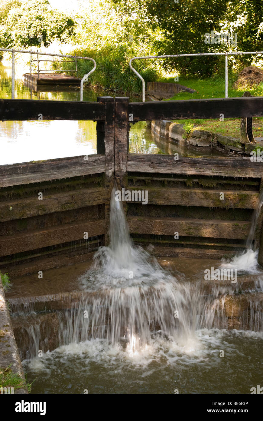 River water seeping through closed lock gateson to cill Stock Photo - Alamy