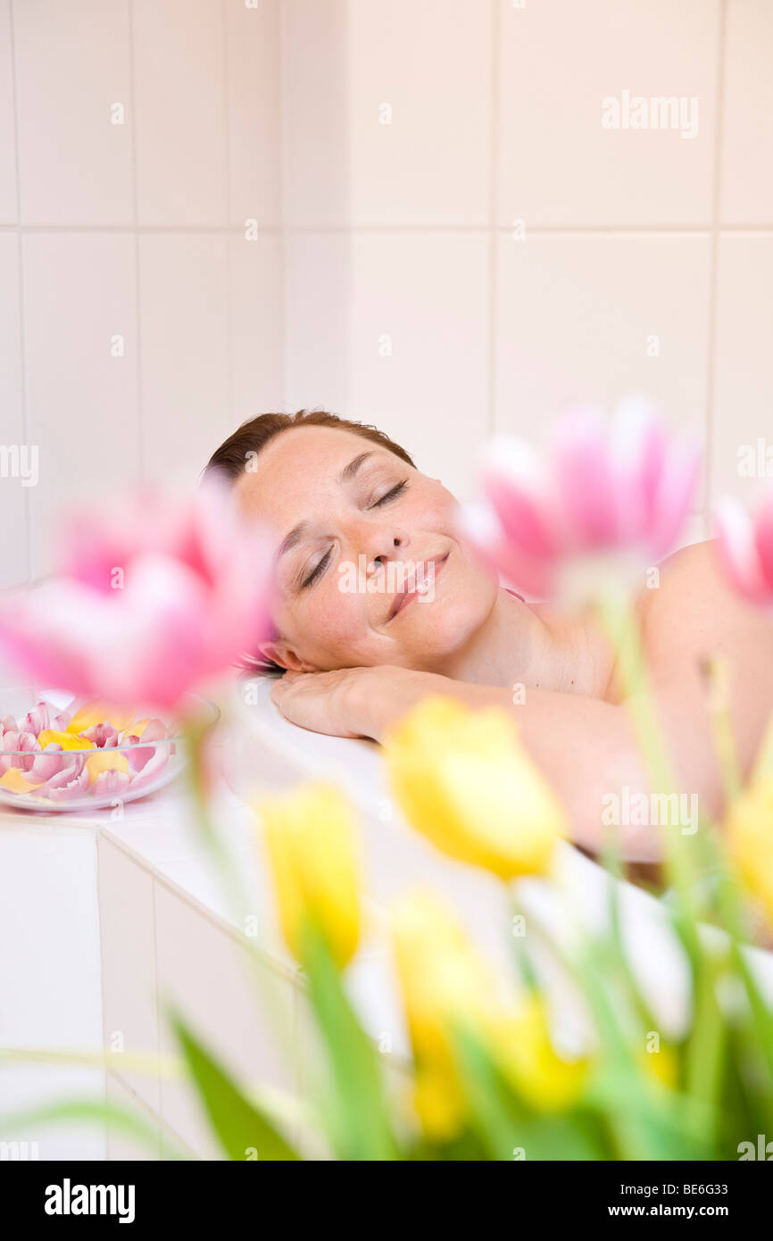 Woman relaxing in a bath tub Stock Photo - Alamy