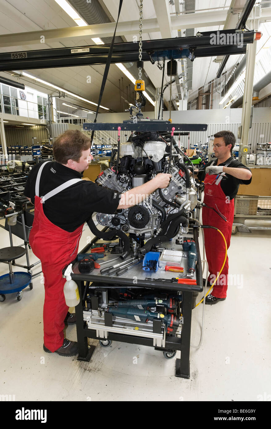 Audi employees assembling the drive unit of an Audi R8 sports car in ...