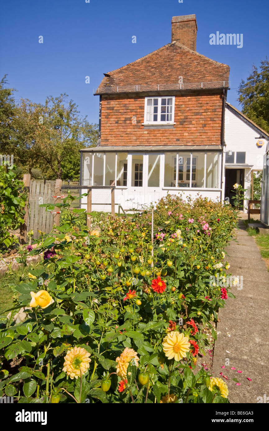 1950s garden hi-res stock photography and images - Alamy