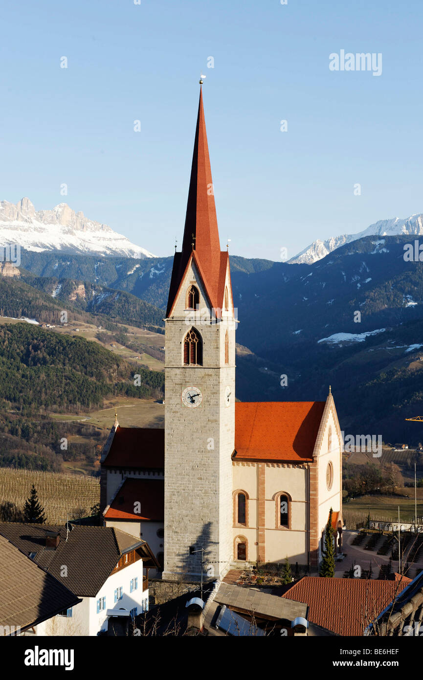 Parish church Saint Lucia, Unterinn in front of Rosengarten and Latemar ...