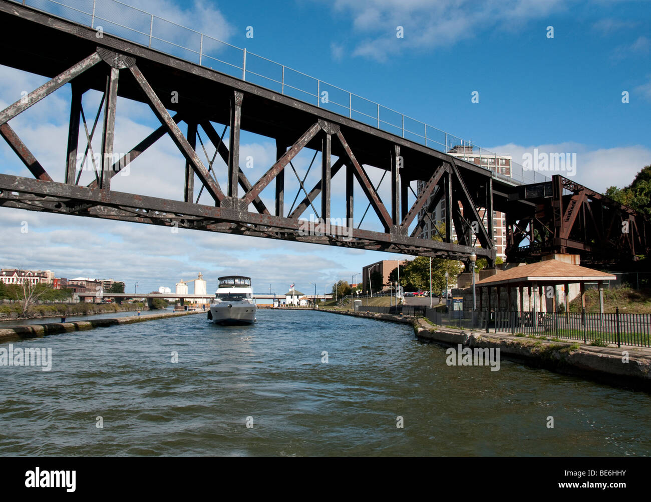 Open canal lock hi-res stock photography and images - Alamy