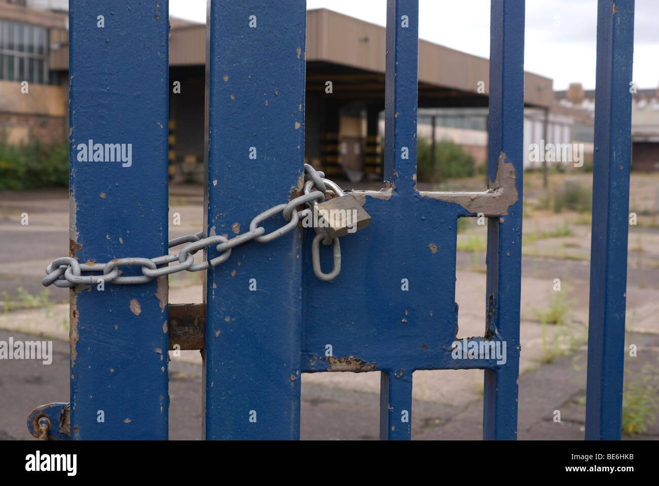 Locked blue gates hi-res stock photography and images - Alamy