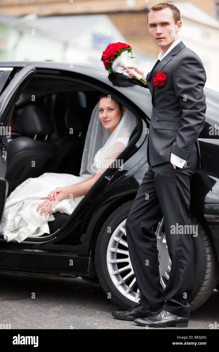 Young wedding couple at the luxury car Stock Photo - Alamy
