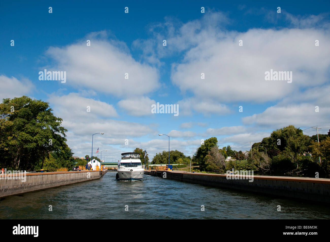 Open canal lock hi-res stock photography and images - Alamy