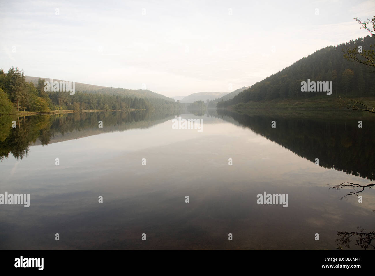 Derwent reservoir and dam in the Derbyshire Peak District Stock Photo ...