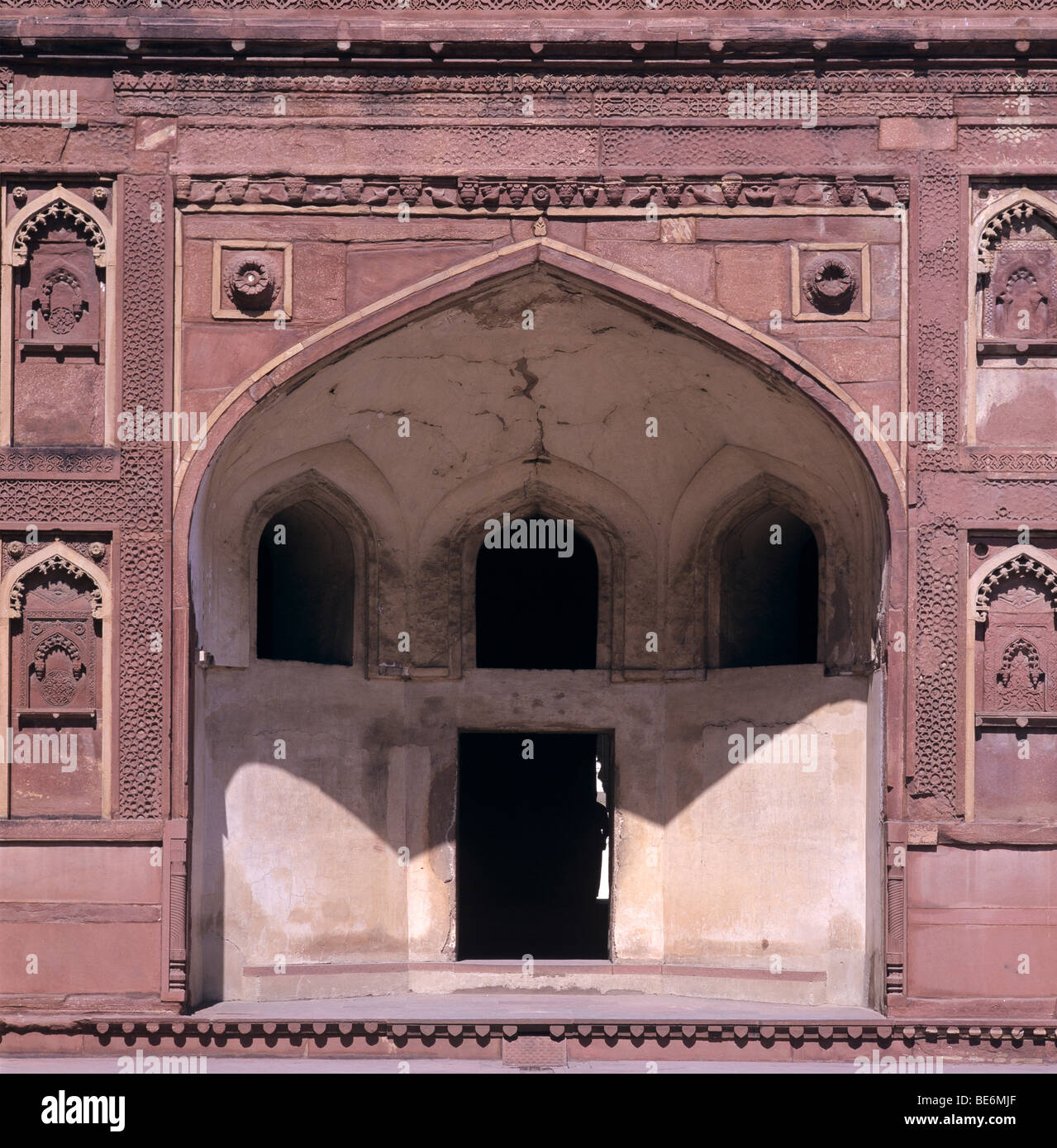Decorated gate in the Red Fort, Agra Stock Photo - Alamy