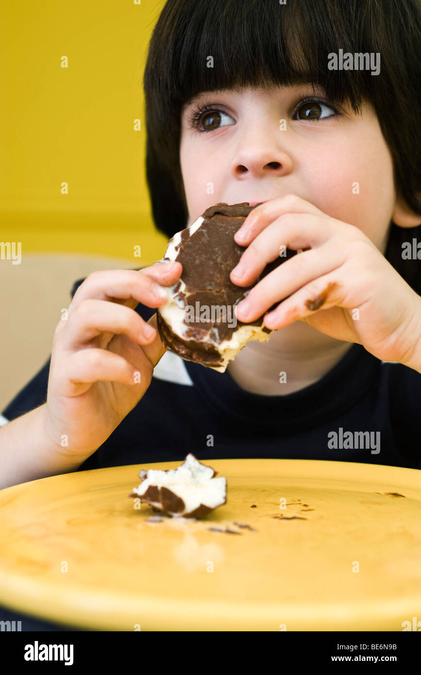Child eating ice cream bar hi-res stock photography and images - Alamy