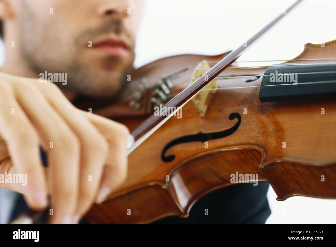 Violinist playing violin, cropped Stock Photo - Alamy