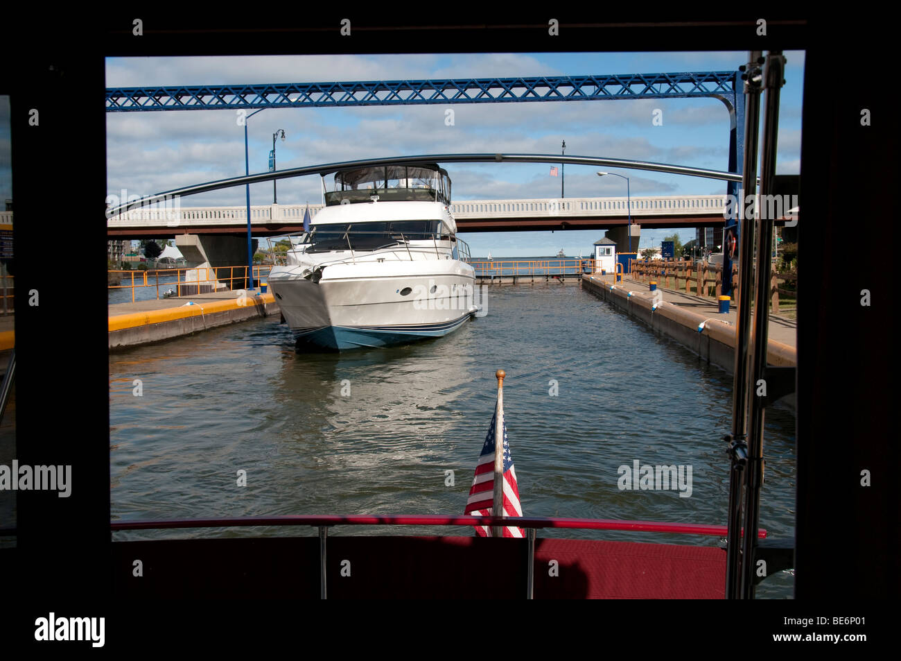 Canal barge entering lock hi-res stock photography and images - Alamy