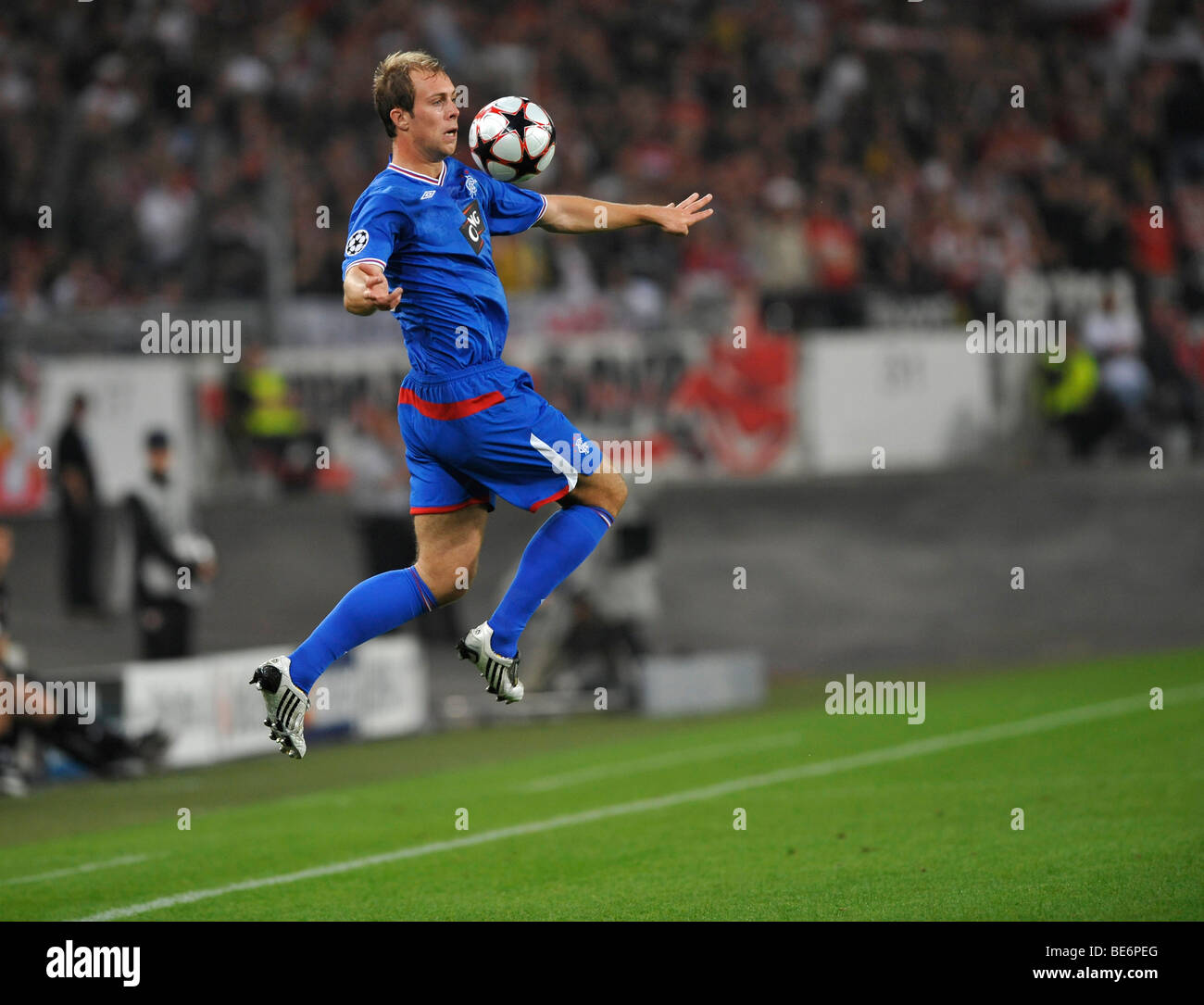 Steven WHITTAKER, Glasgow Rangers, receiving Stock Photo - Alamy