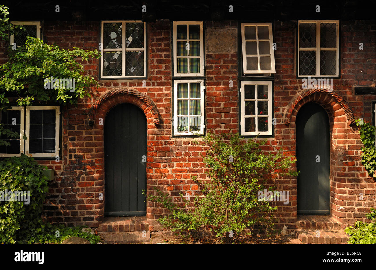 Courtyard houses and courtyard hi-res stock photography and images - Alamy