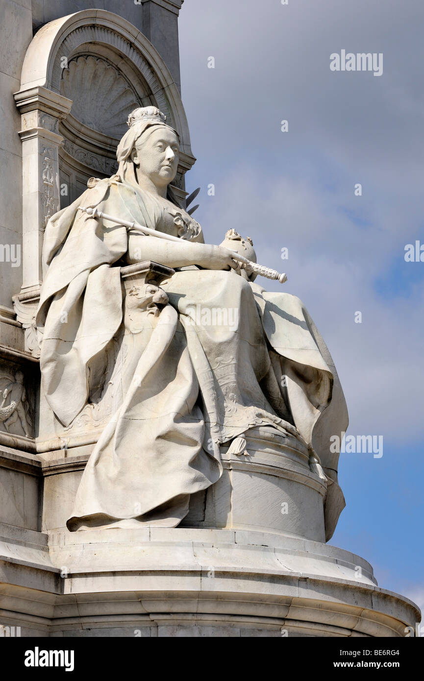 Stone statue of Queen Victoria at the Victoria Memorial at Buckingham ...