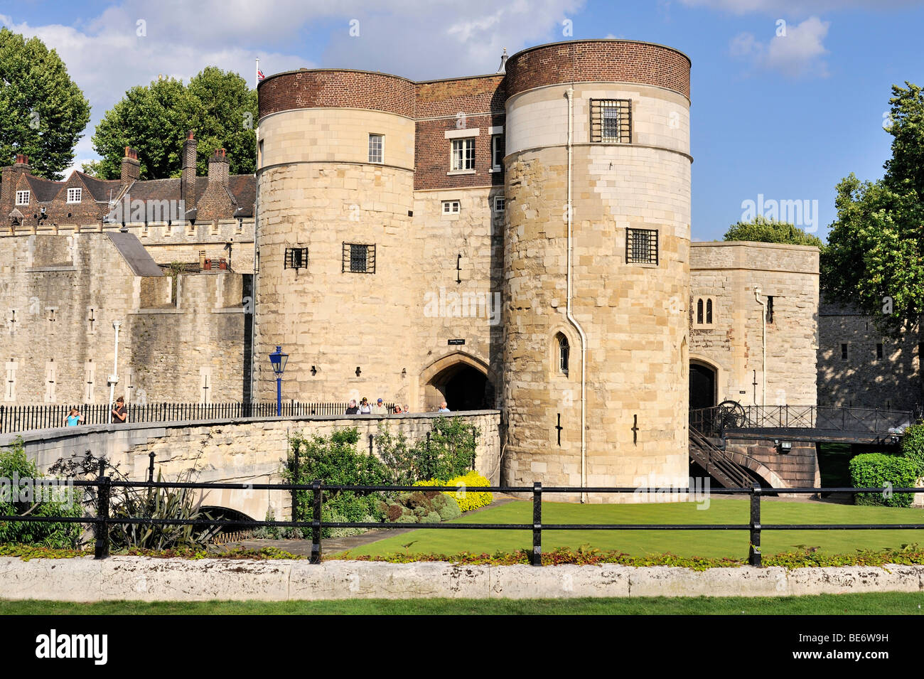 Tower of london entrance hi-res stock photography and images - Alamy