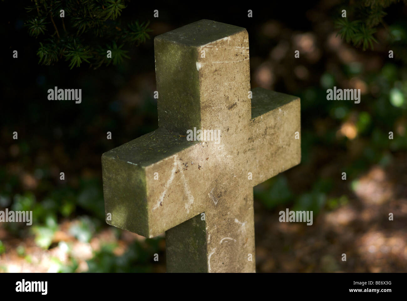 Old graves in an English graveyard Stock Photo - Alamy