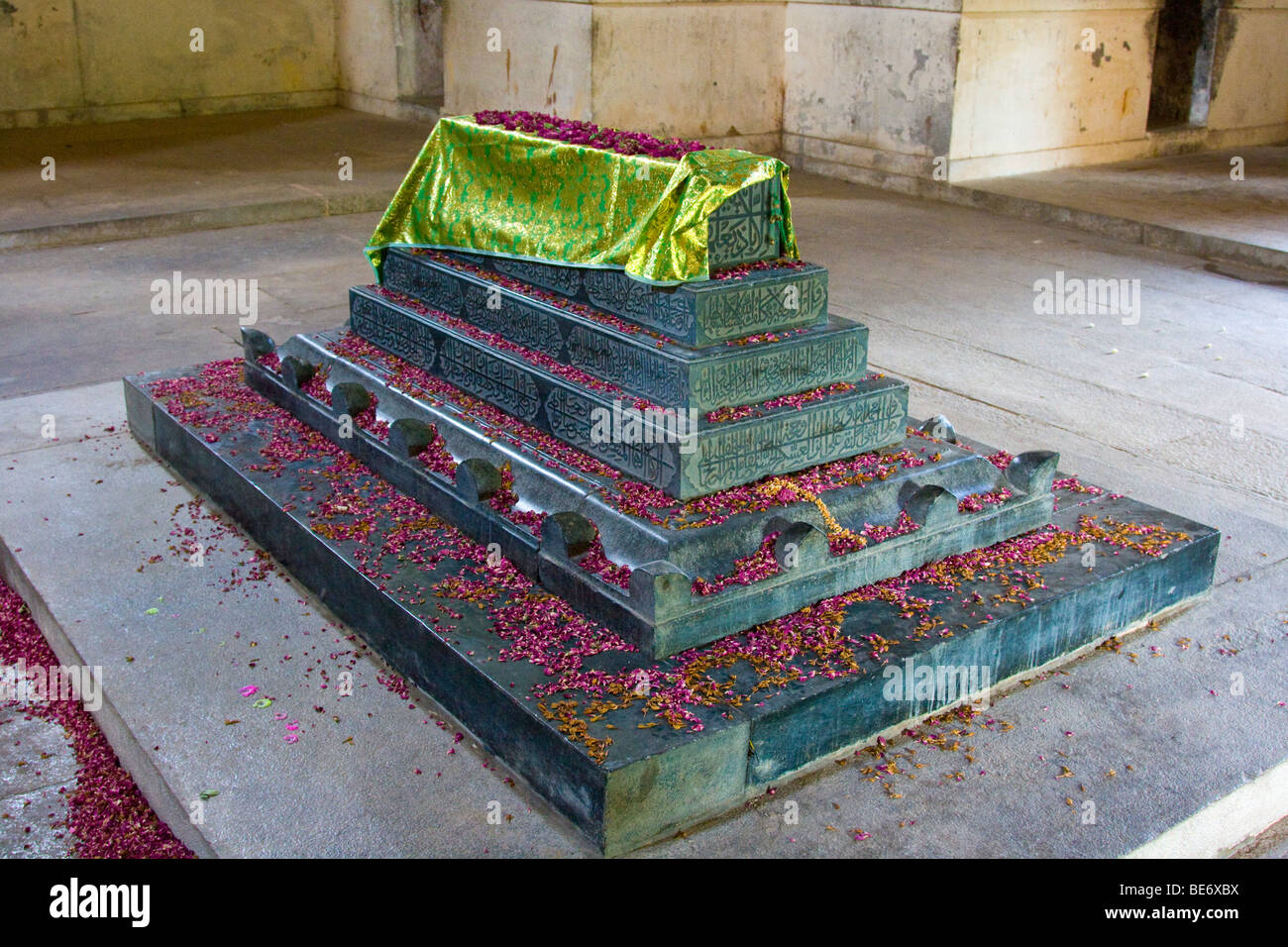 Sultan Mohammed Quli Qutb Tomb at the Qutb Shah Tombs in Golconda in ...