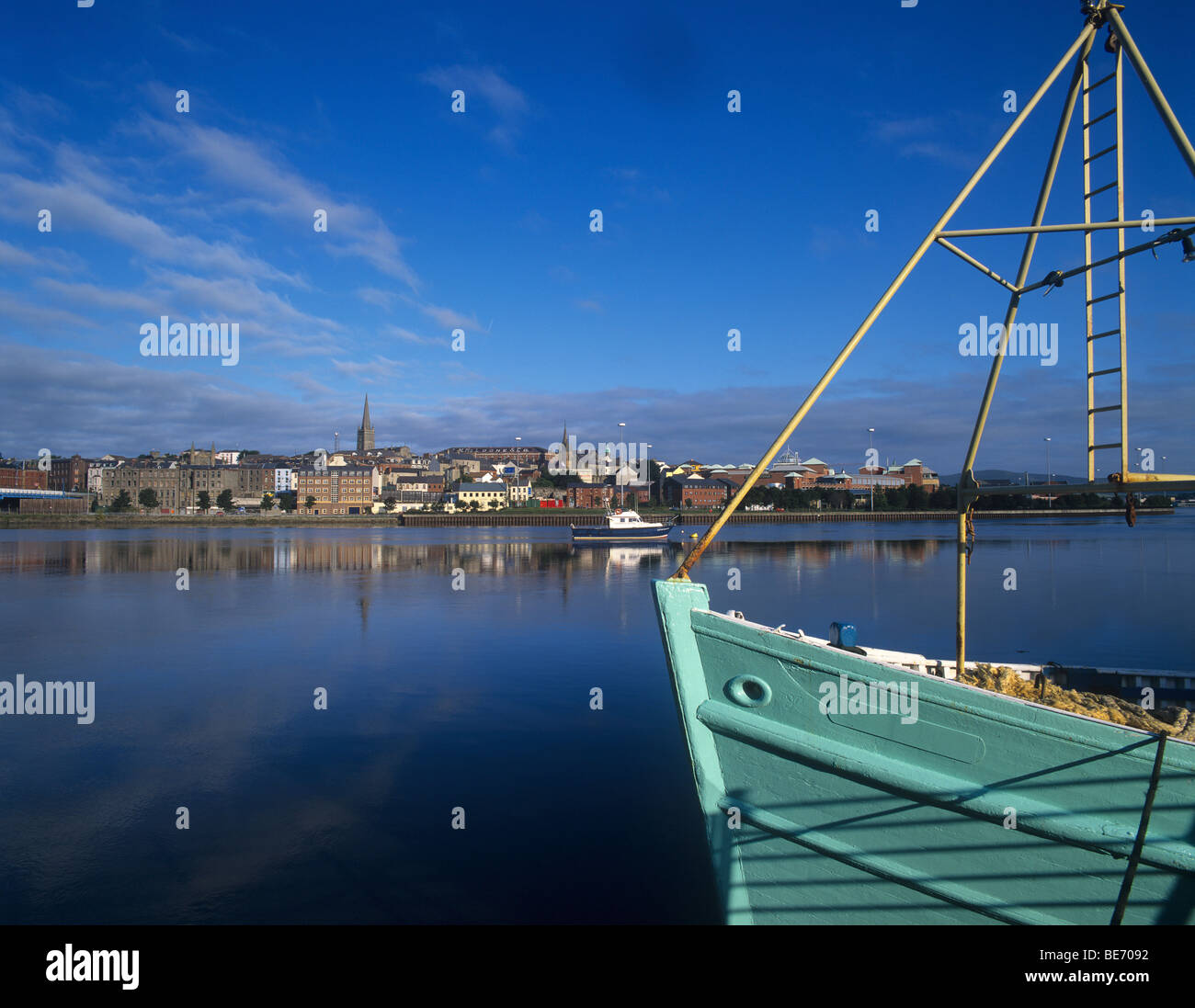 Northern Ireland, Derry, view of Londonderry across River Foyle Stock ...