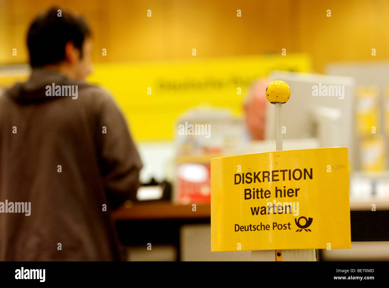 Waiting counter customer customers hi-res stock photography and images ...