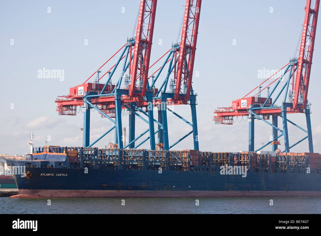 Crane lifting shipping container hi-res stock photography and images ...