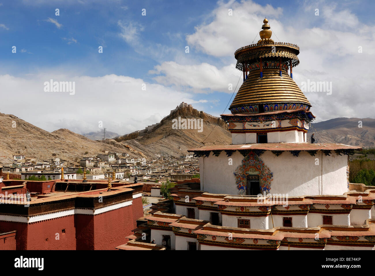 Gyantse Kumbum temple and Pelkor Choede monastery in front of Tibetan ...