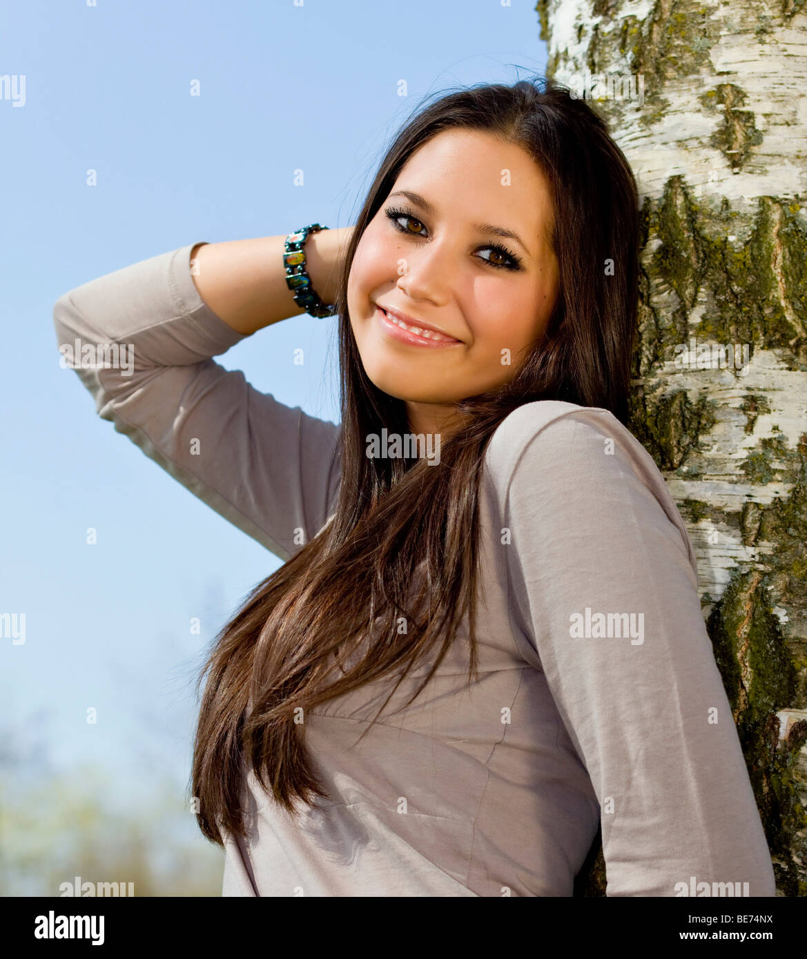 A women leaning against a tree hi-res stock photography and images - Alamy