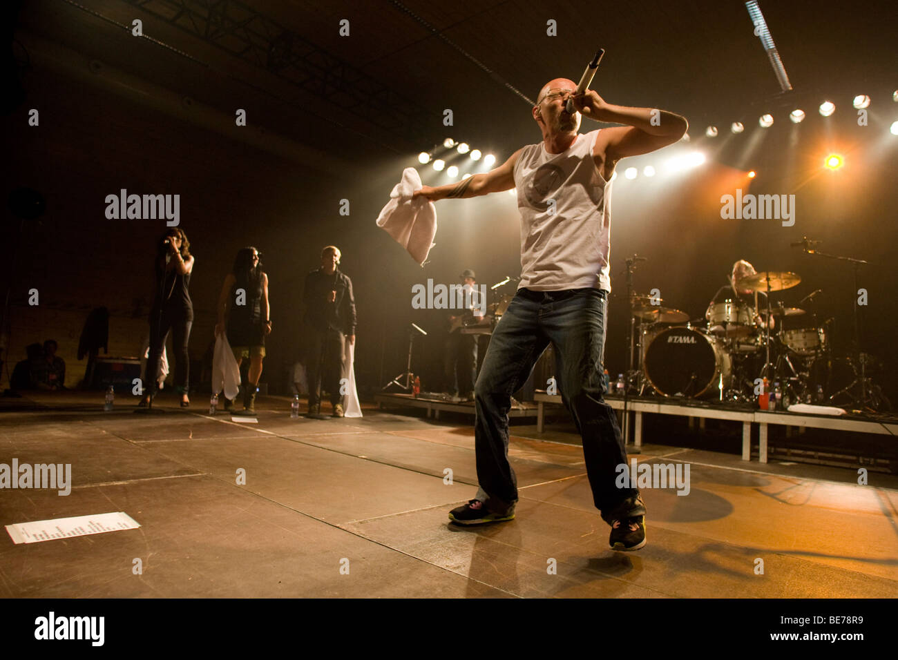 Singing performing performance man mann hi-res stock photography and ...