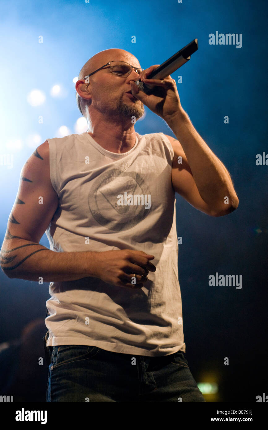 Singing performing performance man mann hi-res stock photography and ...