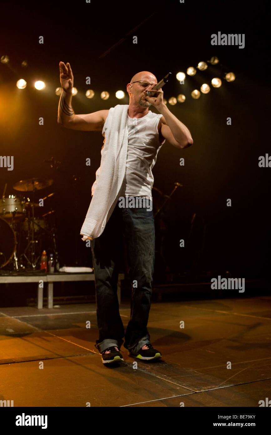 Singing performing performance man mann hi-res stock photography and ...