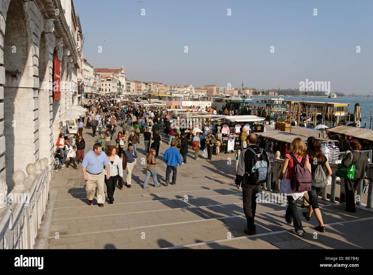 Crowd crowds crowded busy people schiavoni venice hi-res stock ...