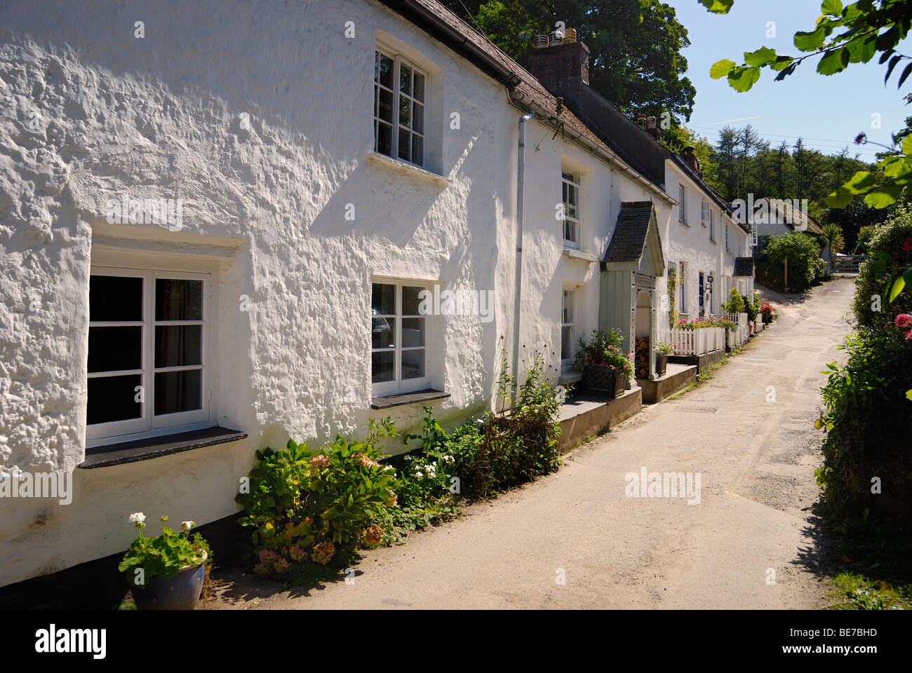 White painted cottage hi-res stock photography and images - Alamy