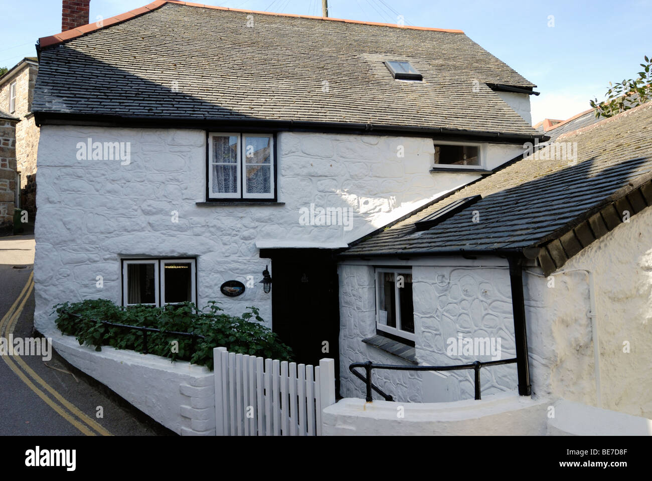 An old white cottage in a Cornish village Stock Photo - Alamy