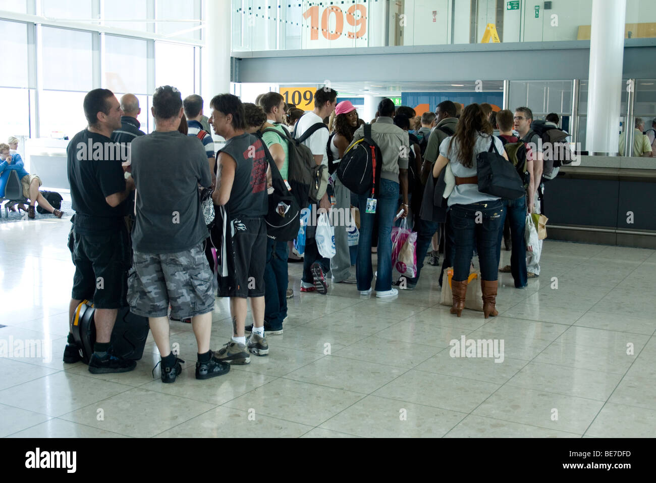 Airline passengers gate hi-res stock photography and images - Alamy
