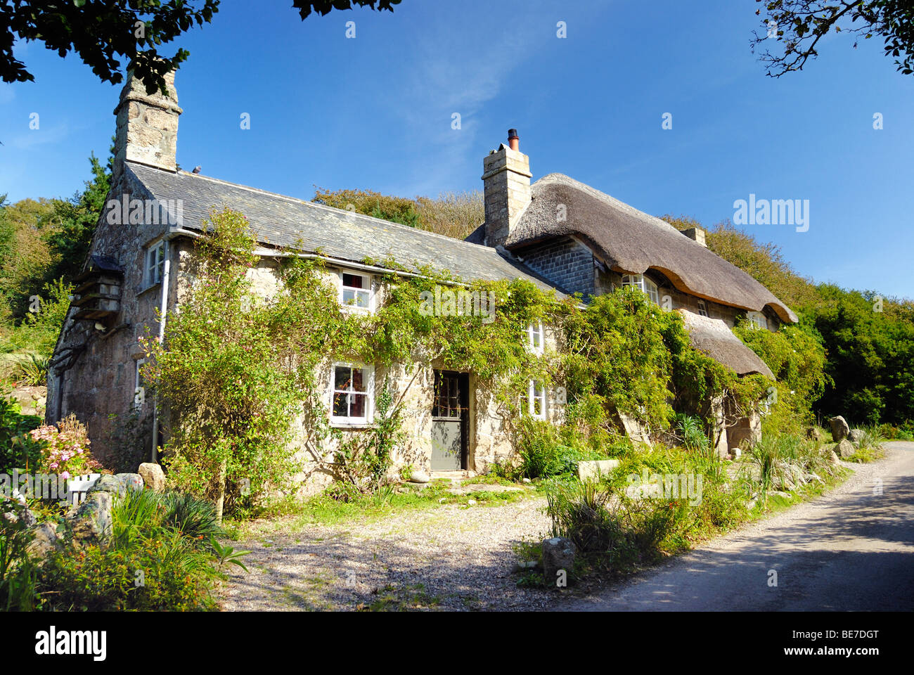 A large picturesque old thatched cottage Stock Photo - Alamy