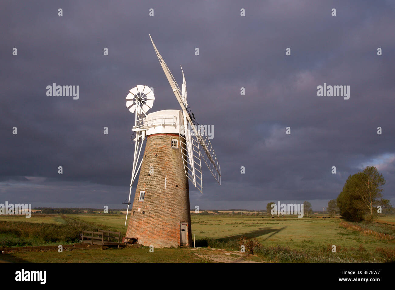 Dark shaddow hi-res stock photography and images - Alamy