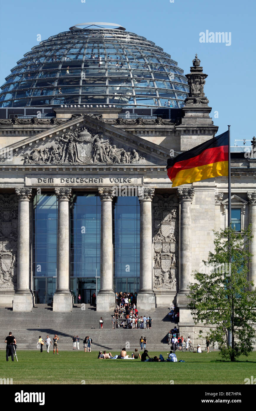 Flag on german parliament architect hi-res stock photography and images ...