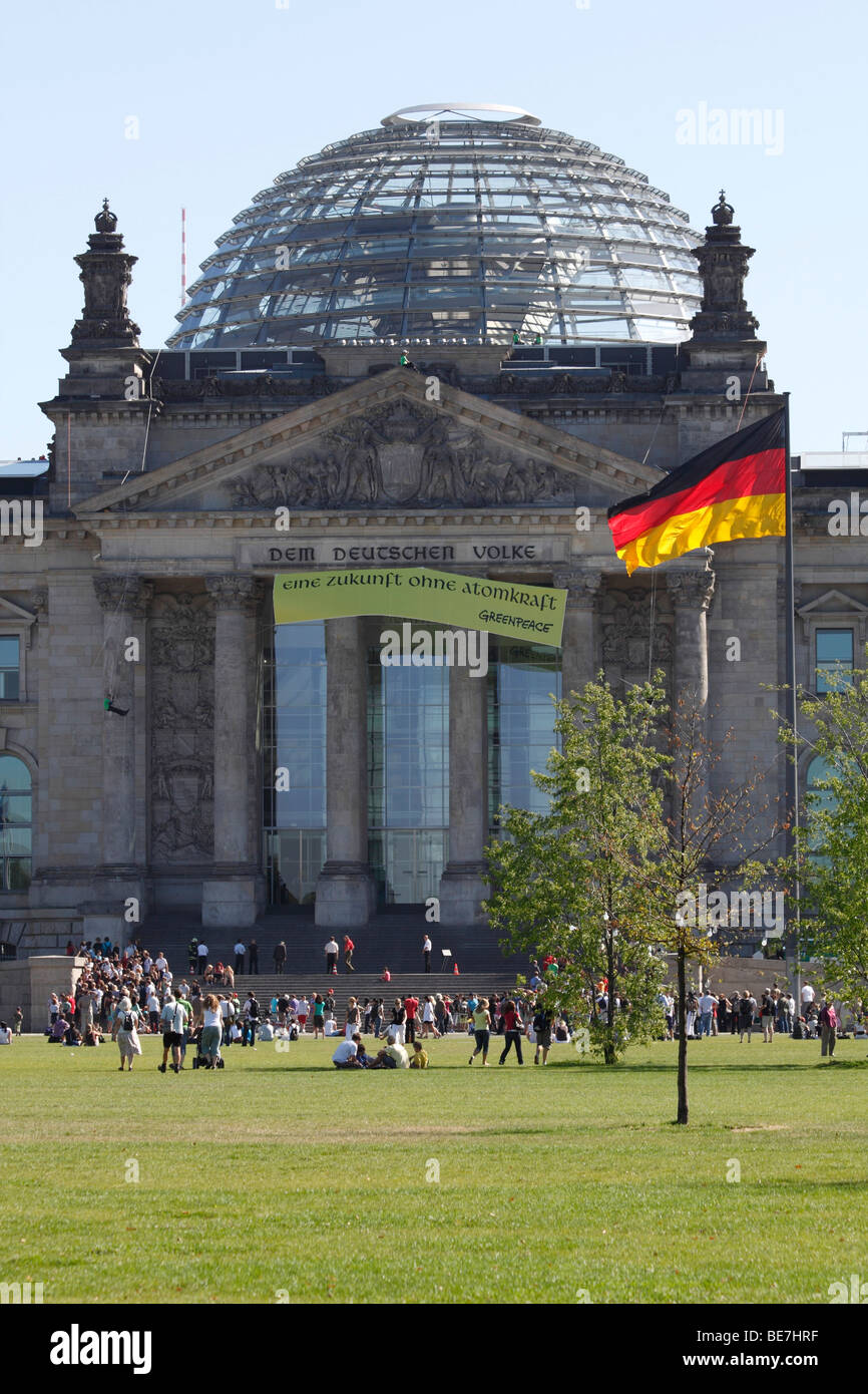 The reichstag building greenpeace protest hi-res stock photography and ...