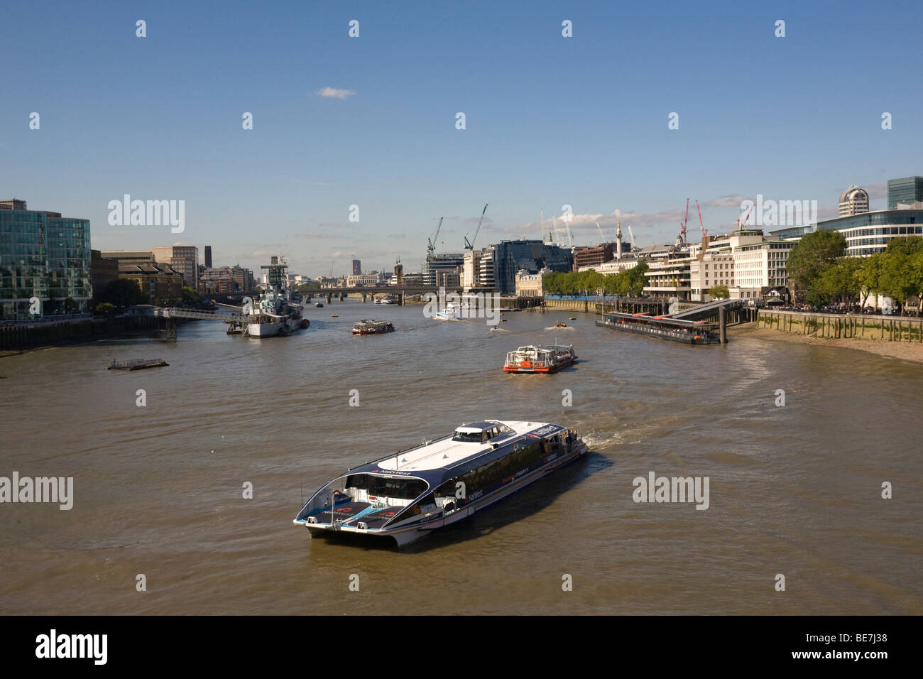 Thames travel bus hi-res stock photography and images - Alamy