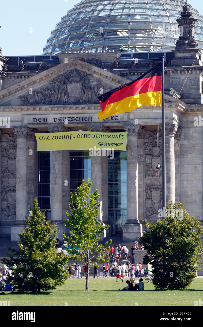 Pediment dome reichstag building hi-res stock photography and images ...