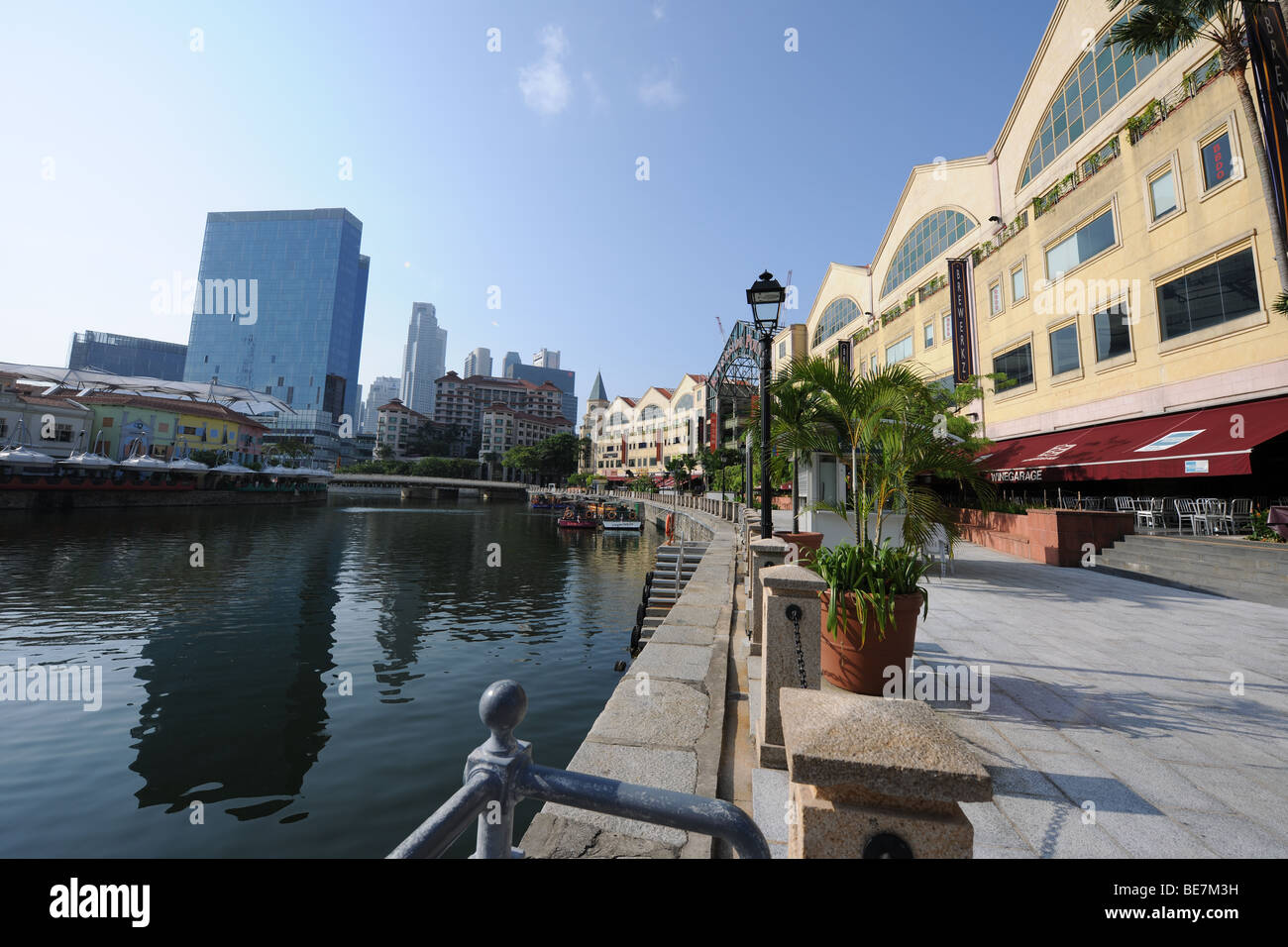 Singapore river scene, looking towards Riverside Point and the city ...