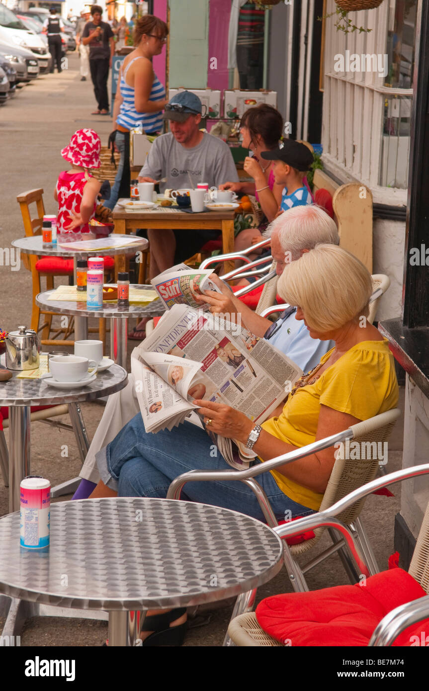 People sitting down reading newspapers hi-res stock photography and ...