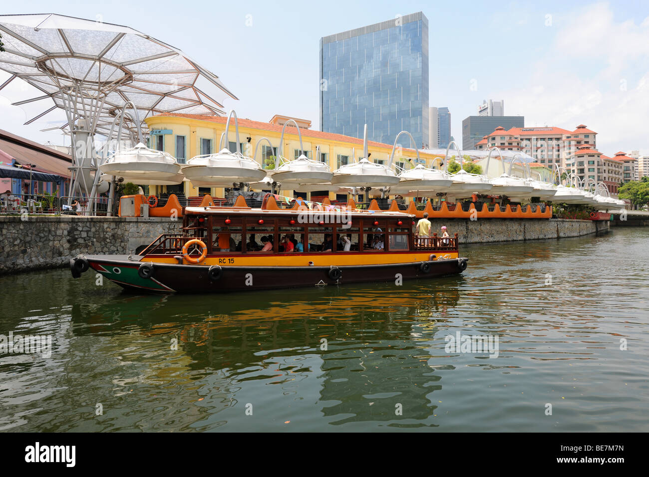 bumboat with tourists, Clarke Quay, Singapore River, Singapore Stock ...