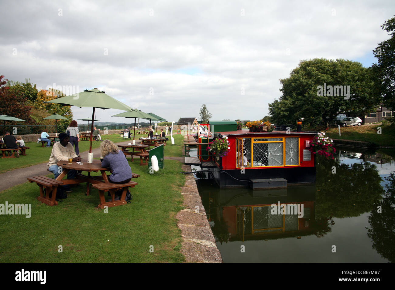 The Ducks’ Ditty Floating Café Bar on the Tiverton canal Stock Photo ...