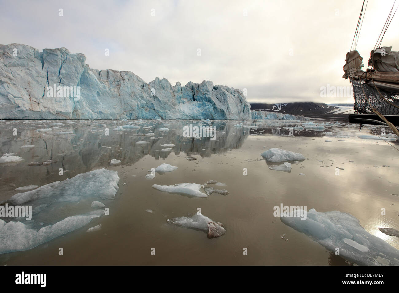 Arctic Glacier Ice Melting in Svalbard KongsFjorden Stock Photo - Alamy