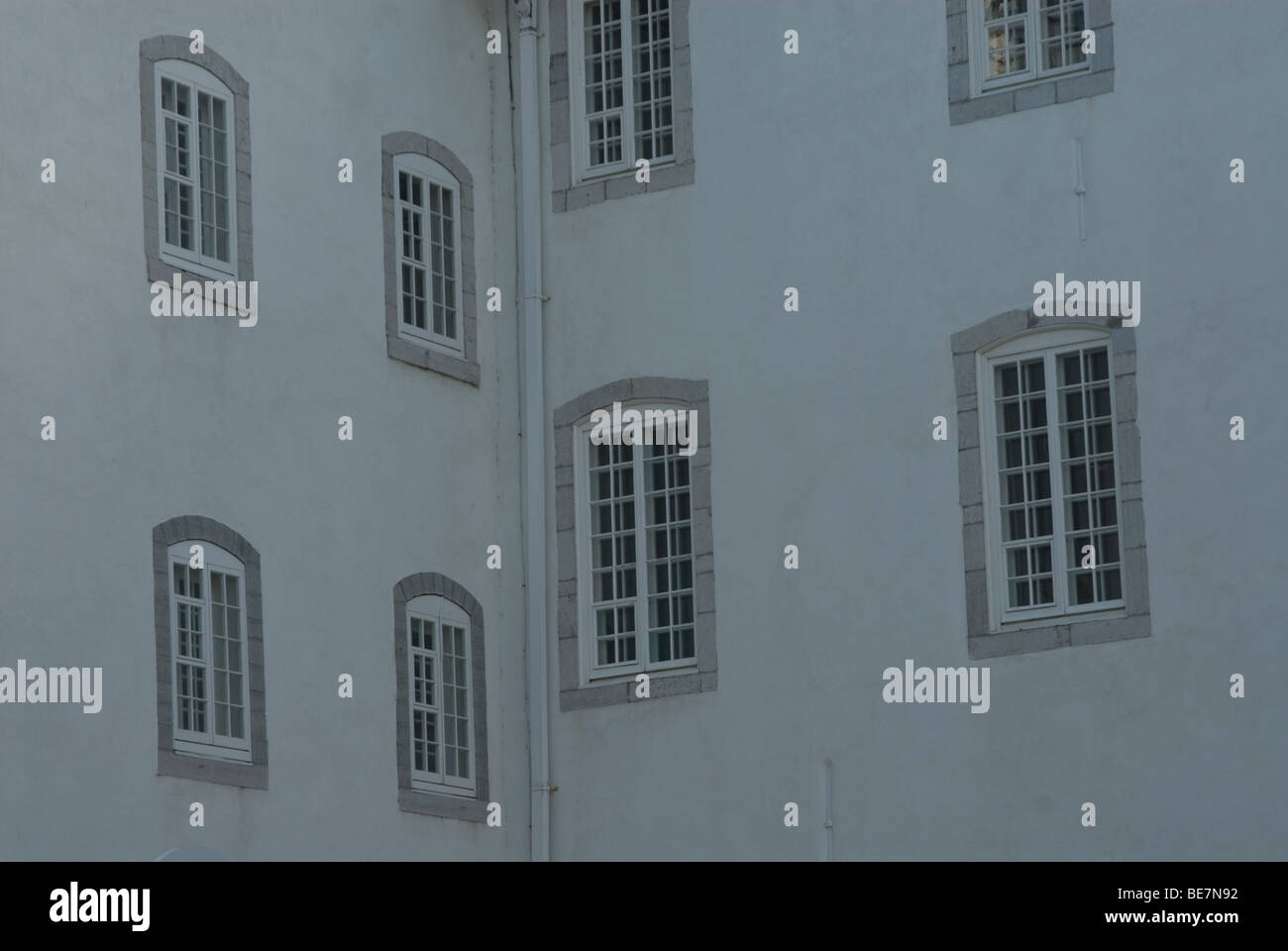 Windows on a building hi-res stock photography and images - Alamy
