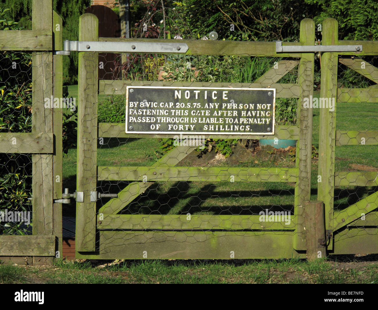 Old Gate Sign Stationsschild, Alt Und Neu / Station Sign, Old And New