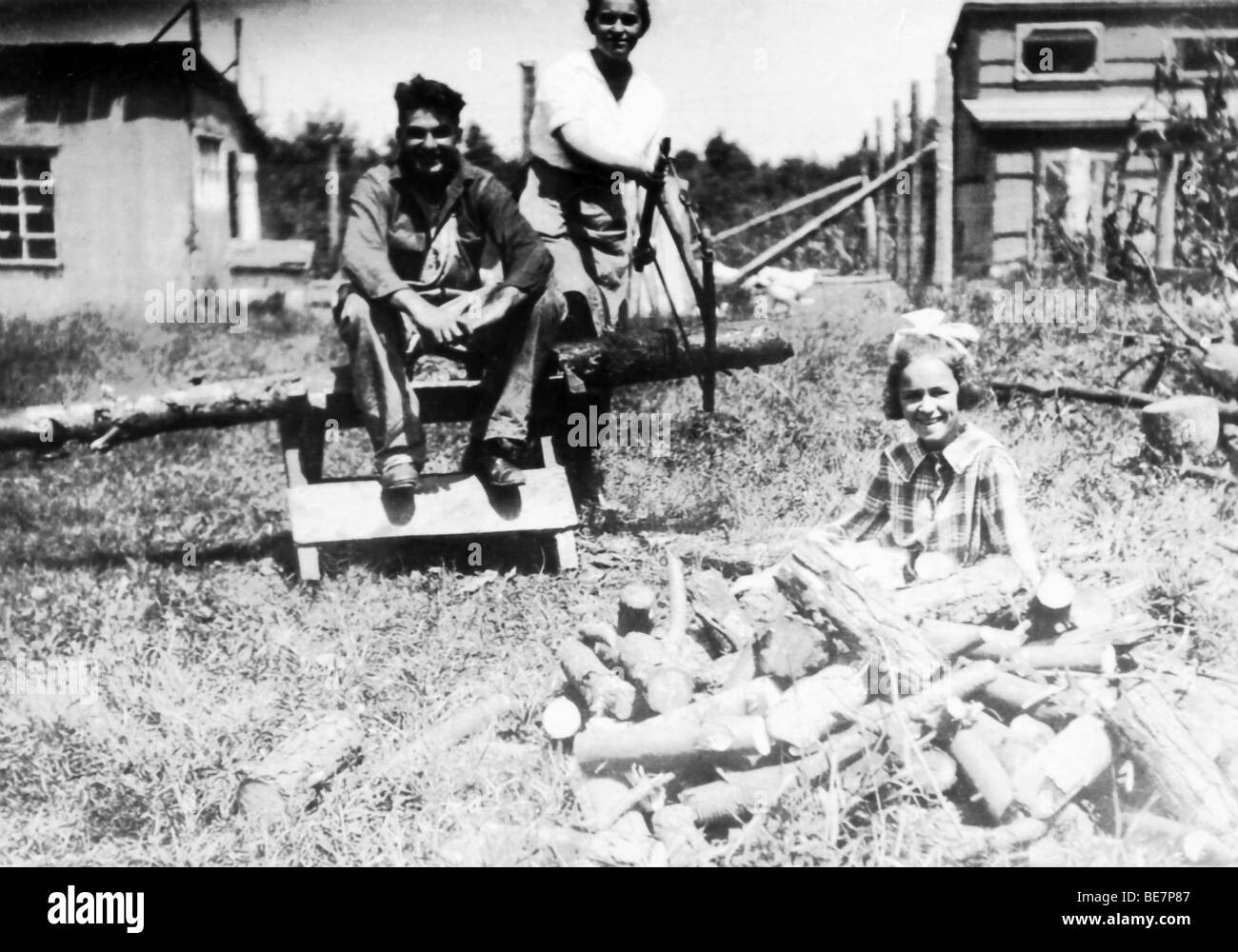 Family life 1920 hi-res stock photography and images - Alamy