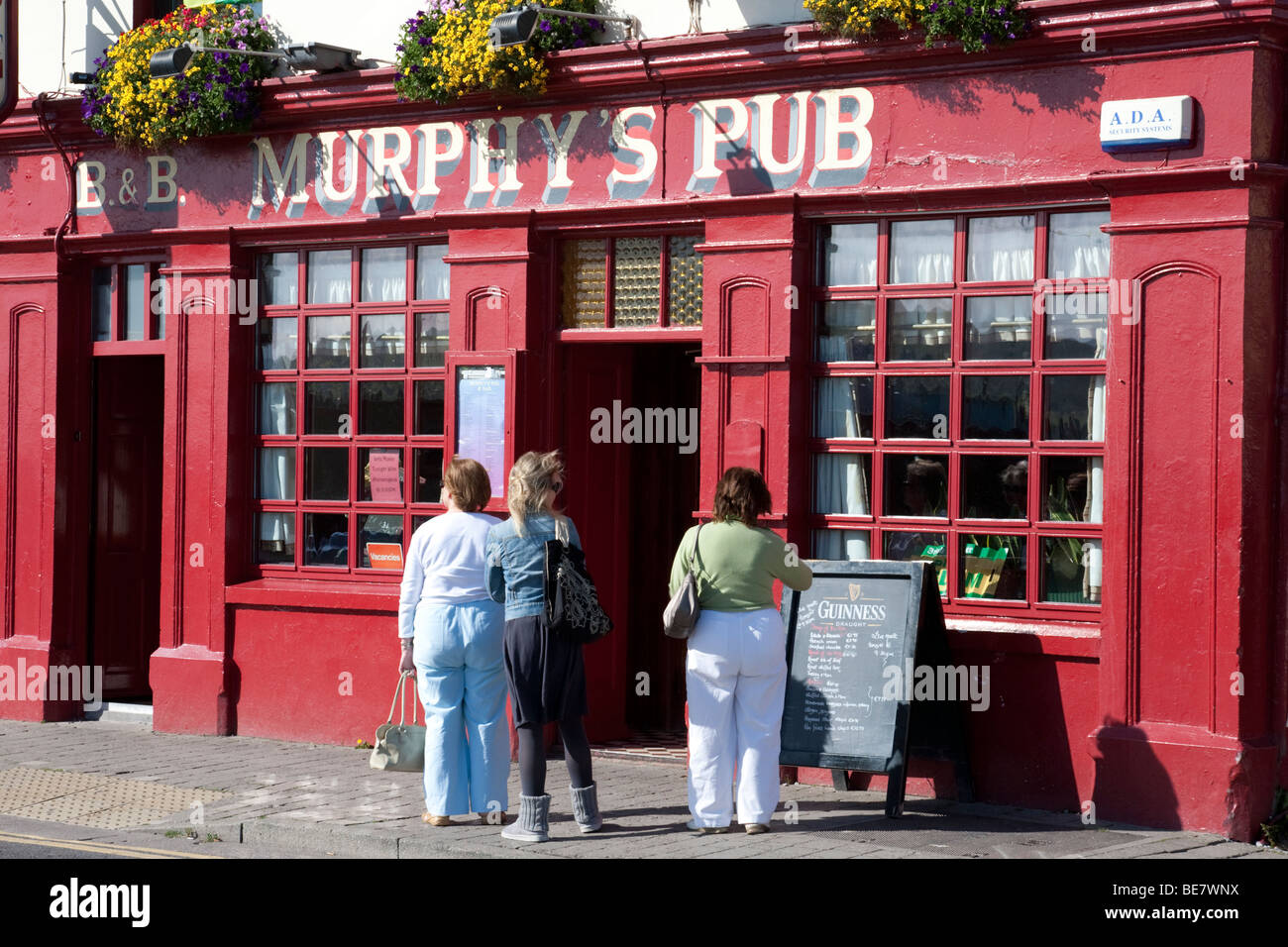 Irish Pub Fronts High Resolution Stock Photography and Images - Alamy