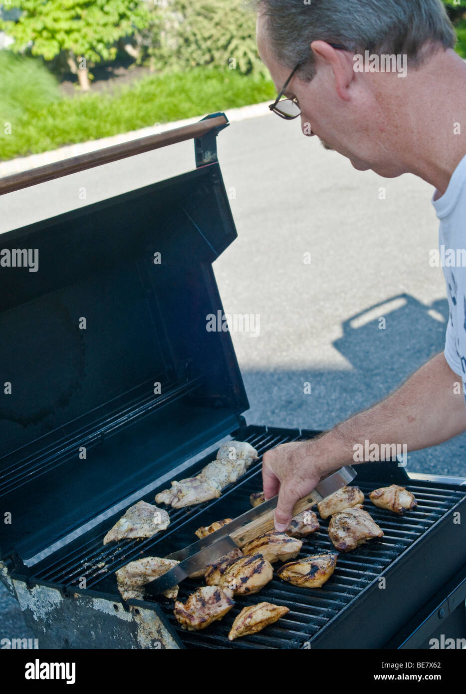 Chefs prepare burgers on grill hi-res stock photography and images - Alamy