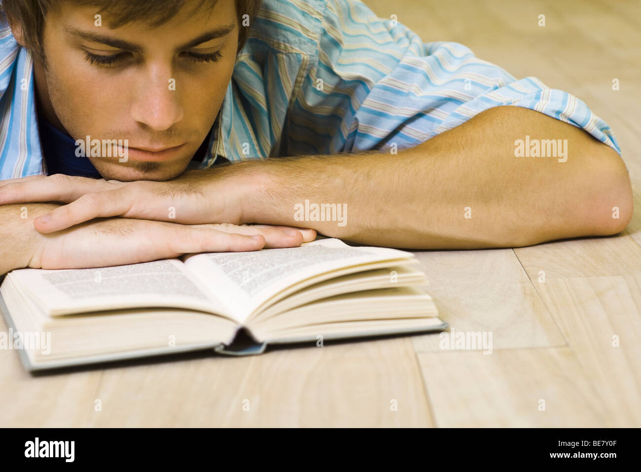 Man reading book Stock Photo - Alamy