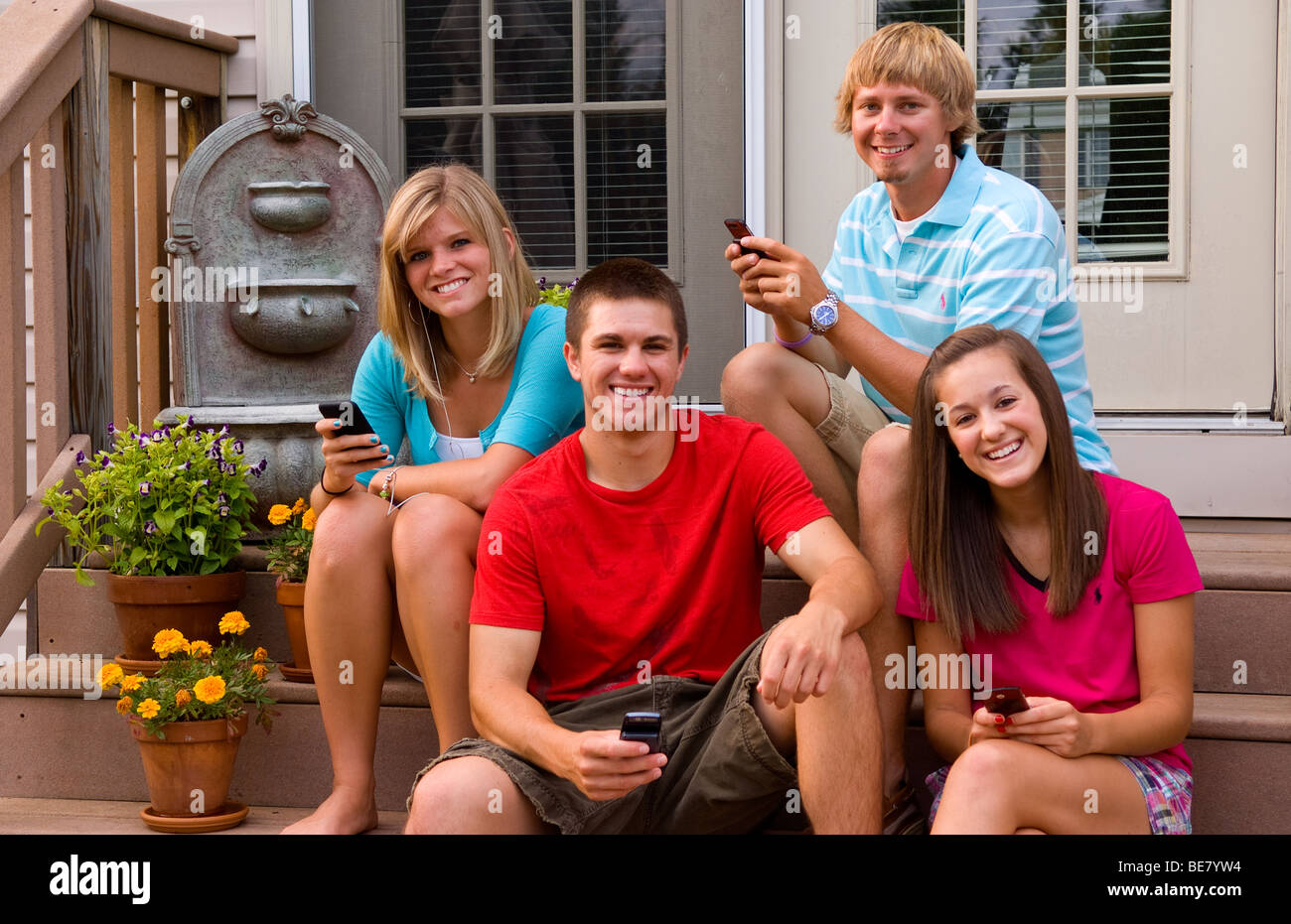 Teens hanging out cell phones hi-res stock photography and images - Alamy